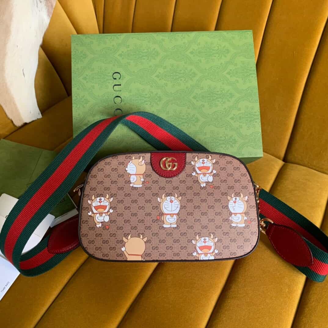 Gucci 574886 哆啦A梦联名系列新年特别款相机包 名媛网