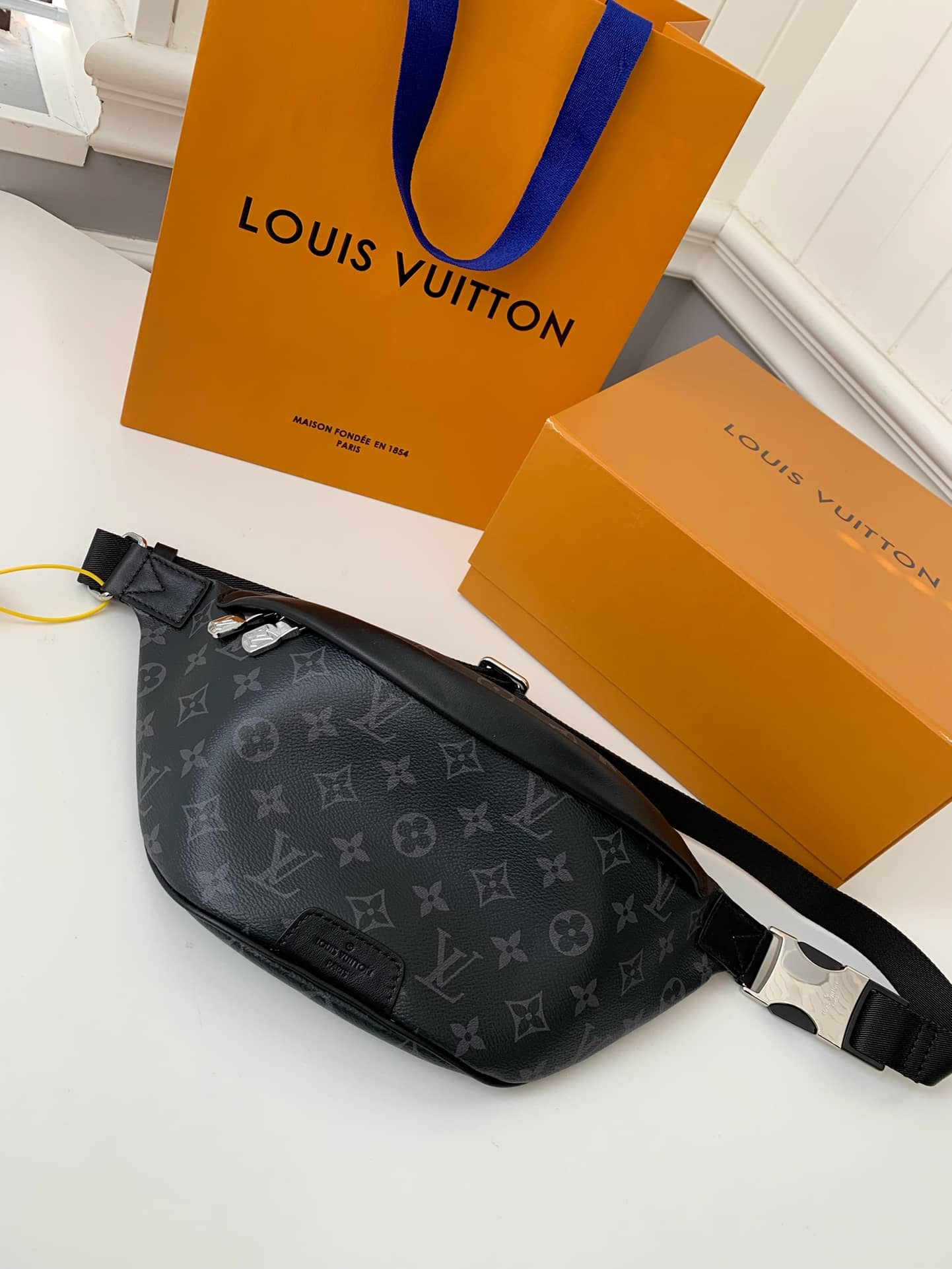 LV M46035 Discovery Bumbag PM 名媛网